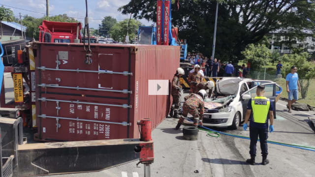 马国拖车失衡 集装箱砸中车辆压死女子 - 8world