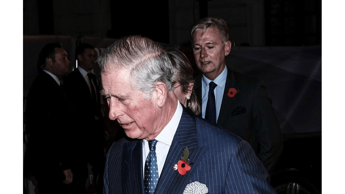 Prince Charles judges tug-of-war contest - 8days