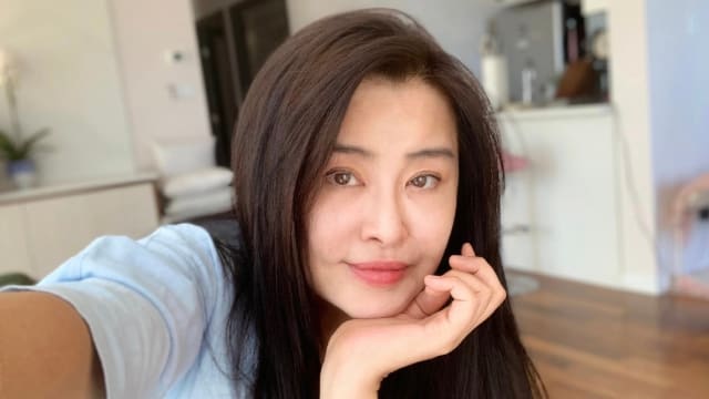 王祖贤被粉丝野生捕获！57岁朴素模样曝光，获赞超有亲和力 - vibes by 8world