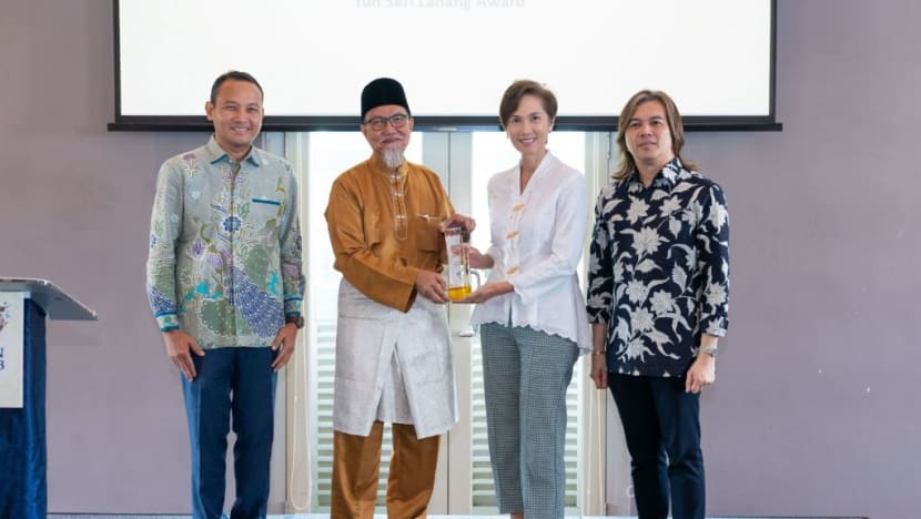 Jamal Ismail terima Anugerah Tun Seri Lanang; Khairool Haque raih ...