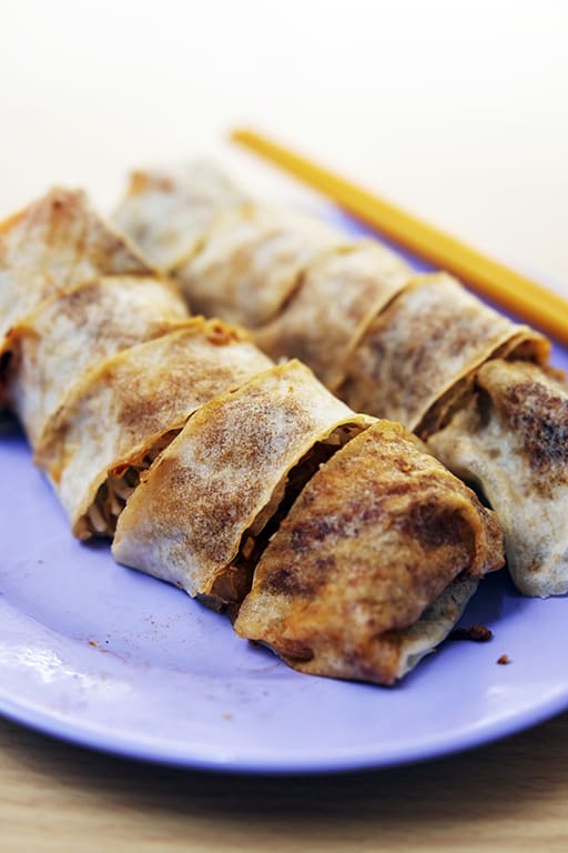 Hawker, 80, Sells Unique Popiah With Crabstick & Fried Fish, Was ...