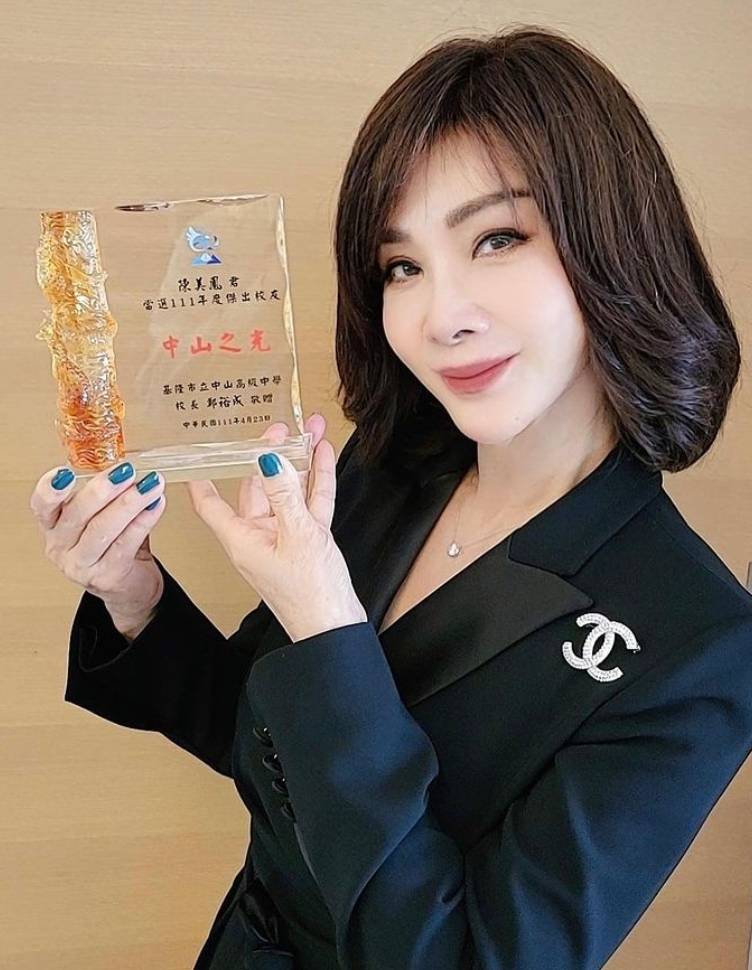 Taiwan’s “ Most Beautiful Auntie” Chen Meifeng, 66, Is A Pro At ...