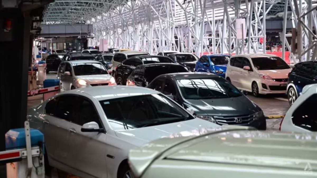 Lelaki diberkas di Pusat Pemeriksaan Woodlands selepas pecut kereta ...