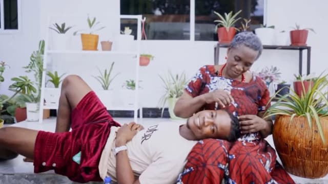 80岁妇女钱袋不慎留车上 24岁司机上门归还谱婆孙恋 - 8world