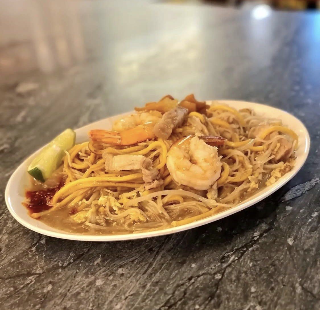 S’porean Prawn Mee Hawker Pays Stall Assistants S$7,200 A Month At NYC ...