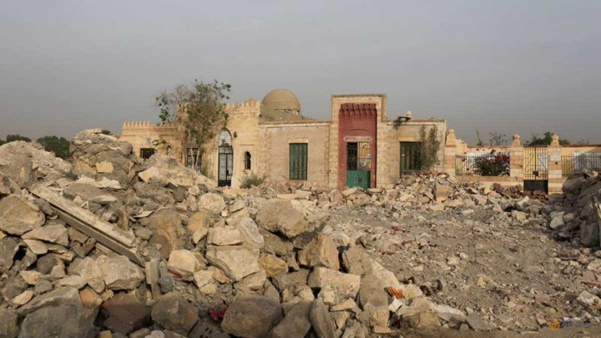 Bulldozers tear into Cairo's historic Islamic cemeteries - TODAY