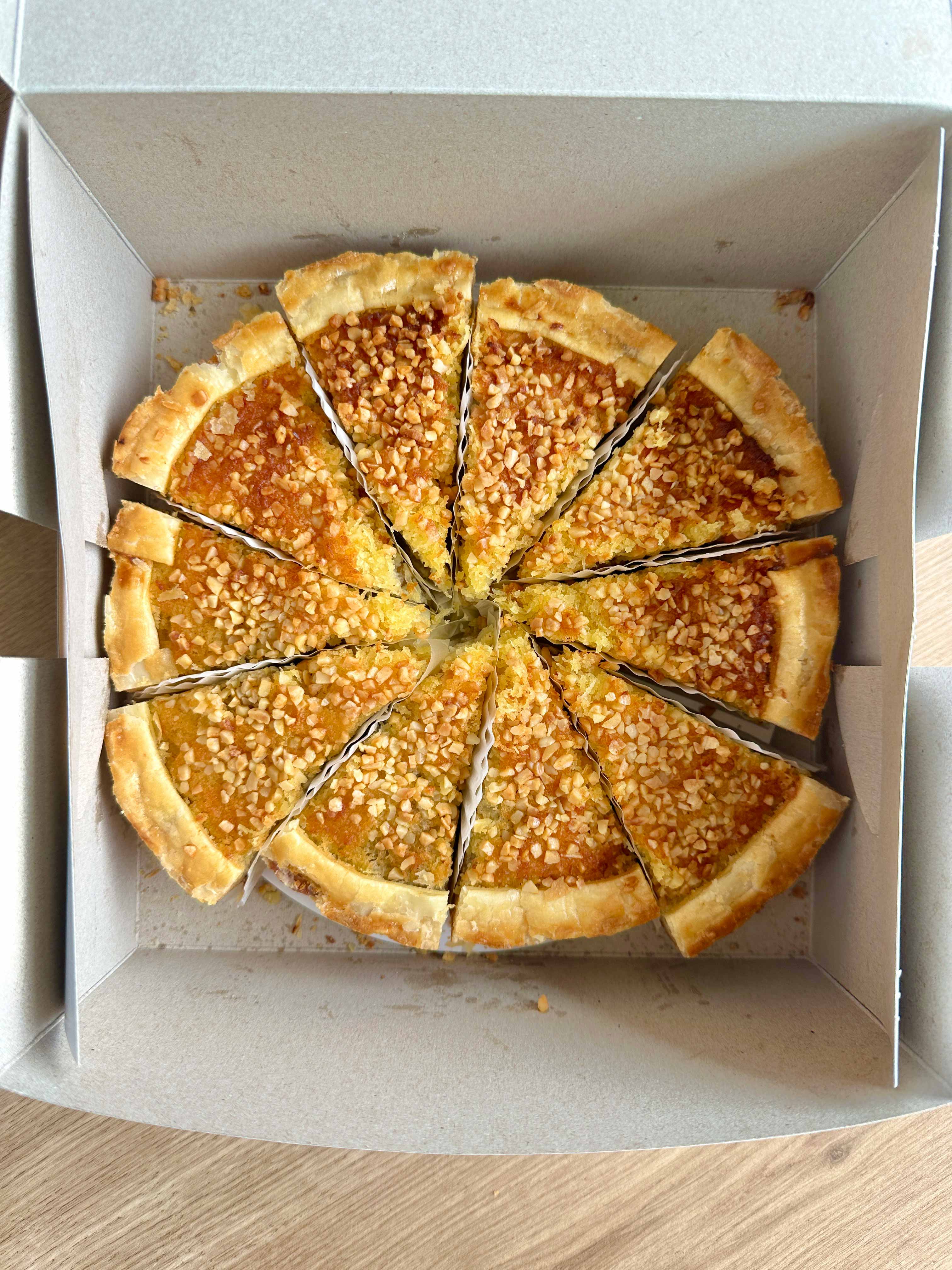 Dona Manis Cake Shop Vs Auntie Peng Banana Pie - Which One Is Better ...