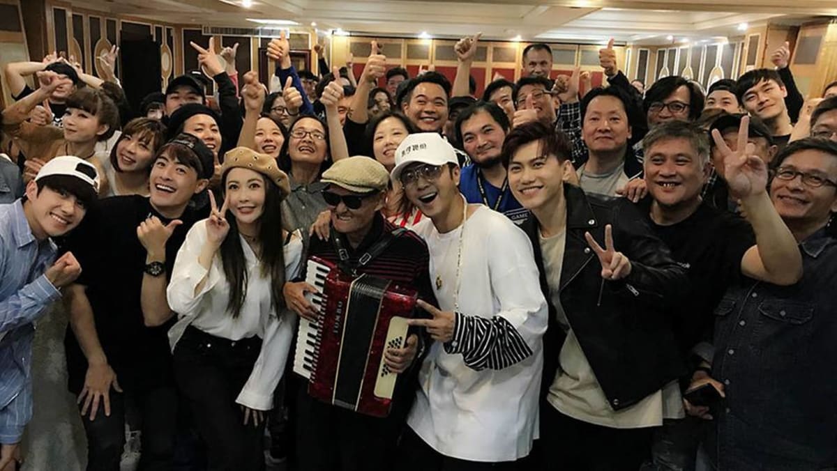 Show Luo’s cast members throw him a victory party - 8days
