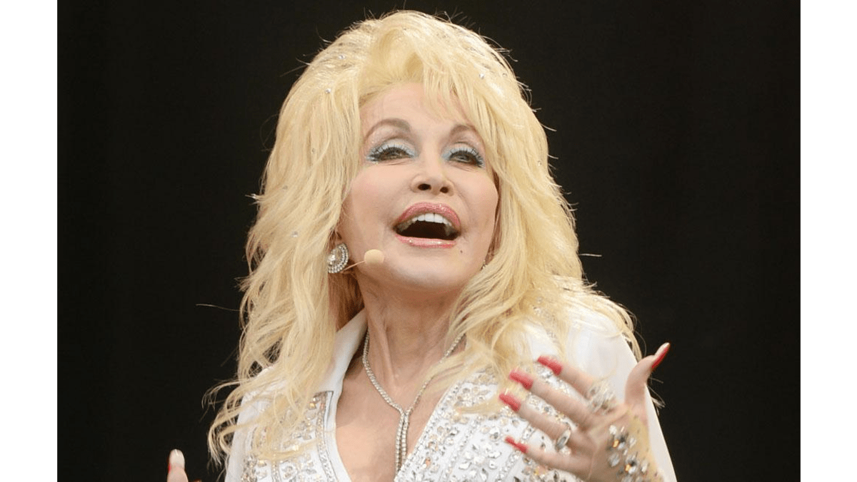 Dolly Parton Stopped Meetings So Men Could Stare At Her Boobs 8days 0278