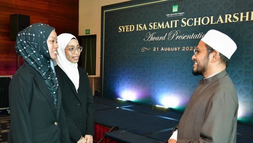 Dua pelajar madrasah terima Biasiswa Syed Isa Semait - BERITA Mediacorp