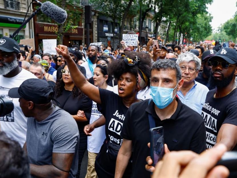 Hundreds defy Paris protest ban a week after riots - TODAY