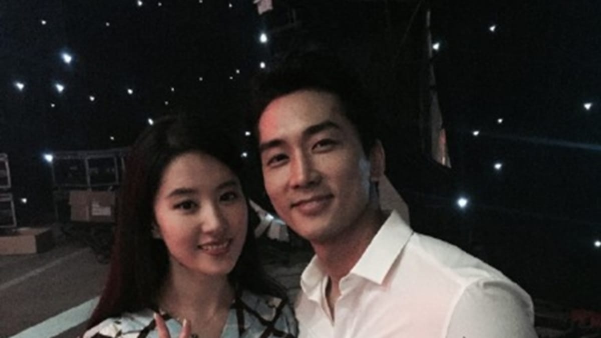 Song Seung Heon Posts Photo With Girlfriend Liu Yifei 8days