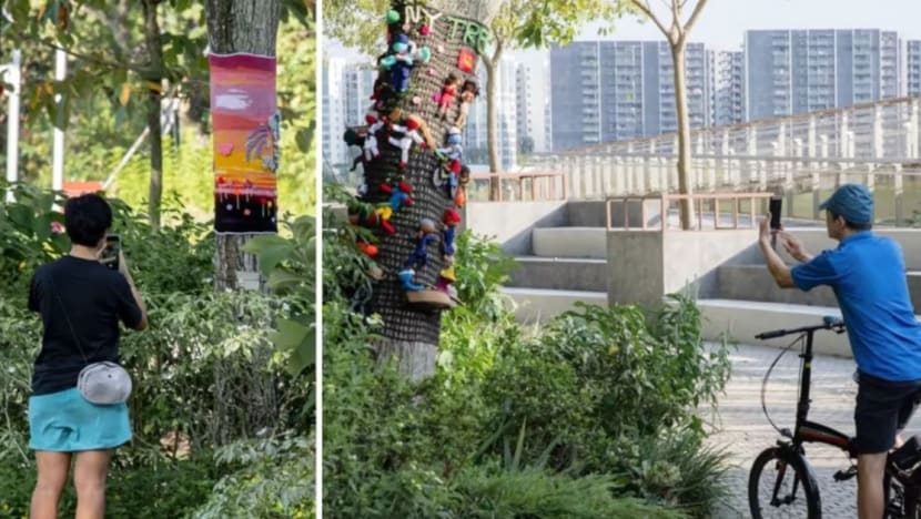 Pokok di Taman Tasik Jurong dililit kain kait warna-warni sempena Hari ...