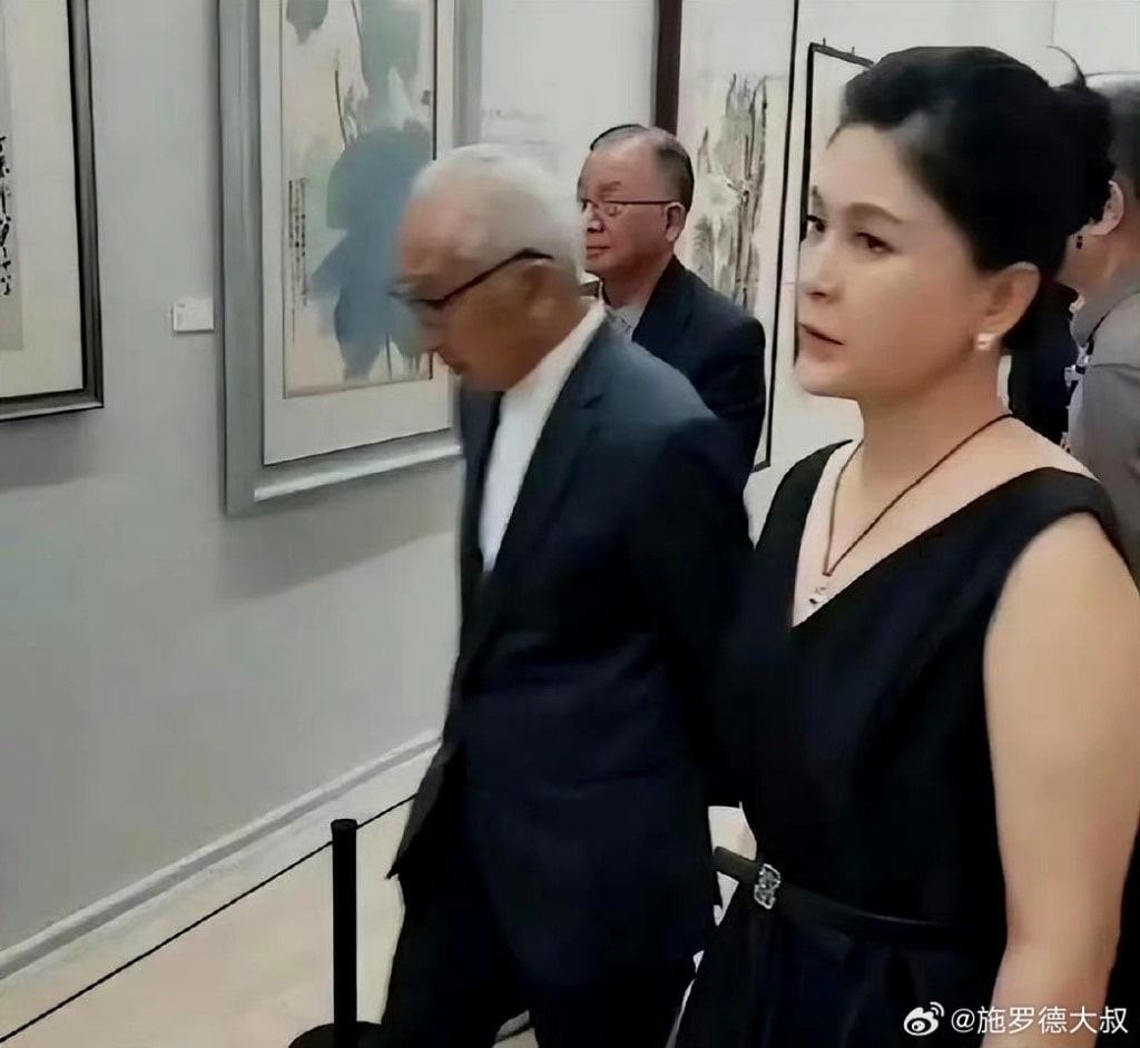 Chinese Oil Painter, 90, And His 46-Year-Old Actress Wife Go Viral For ...