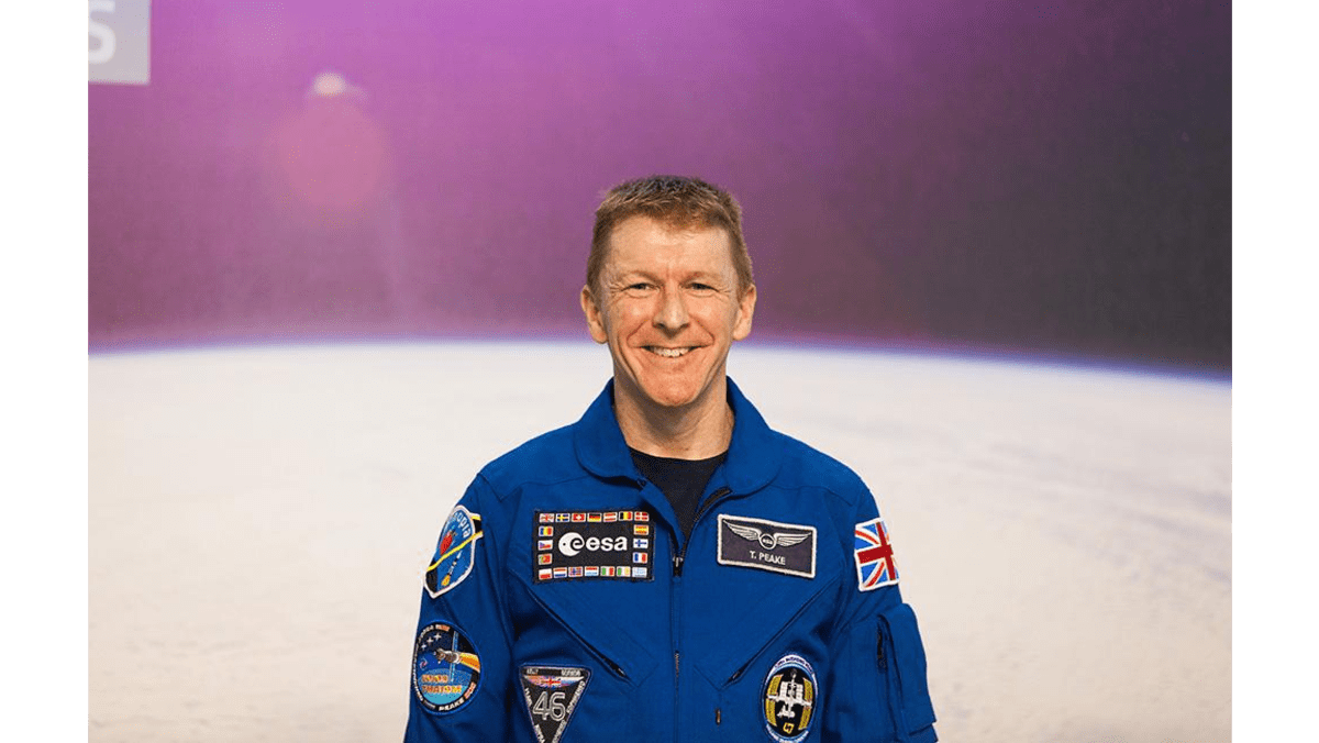 Tim Peake gifted Queen Elizabeth his Union Flag - 8days