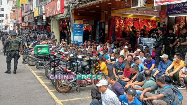 马国警方出动千名警员 吉隆坡闹市逮捕上千非法客工 - 8world
