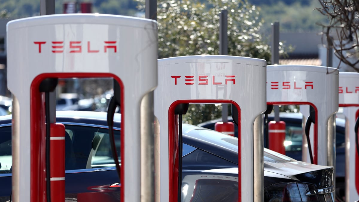 Peminat Tesla nantikan rancangan Musk bina kereta kos rendah - BERITA ...