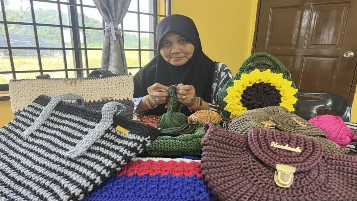 Suri rumah ini tekad jana pendapatan sendiri dengan mengait - BERITA ...