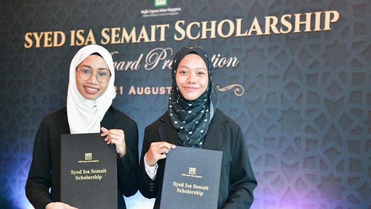 Dua pelajar madrasah terima Biasiswa Syed Isa Semait - BERITA Mediacorp