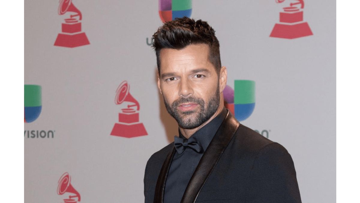 Ricky Martin steps up Puerto Rico relief efforts - 8days