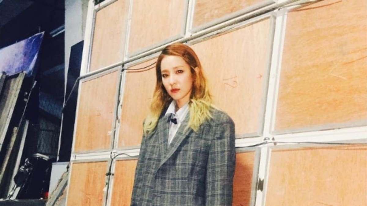2NE1′s Sandara Park Shows Off Unique Fashion Look - 8days