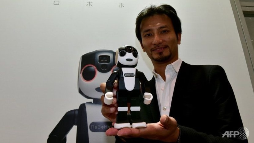 Robot telefon bimbit, robot menari antara tarikan utama pameran ...