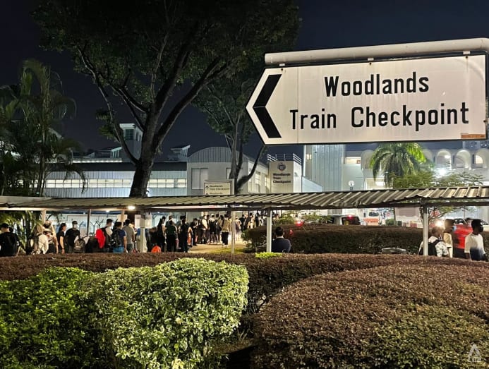 Hundreds of travellers cross checkpoints as Singapore-Malaysia land ...