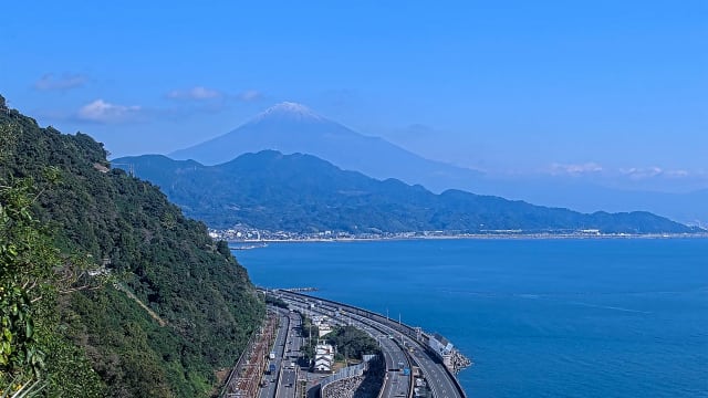 富士山迎来迟来降雪 改写130年最晚“雪顶”记录 - 8world