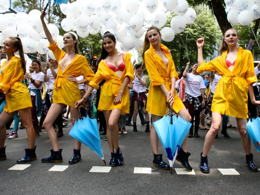 Gallery: ‘Flash’ mob stops traffic in Orchard Rd - TODAY
