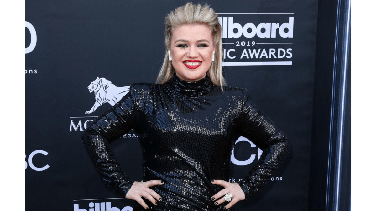 Kelly Clarkson wasn't taking sides in Taylor Swift feud - 8days