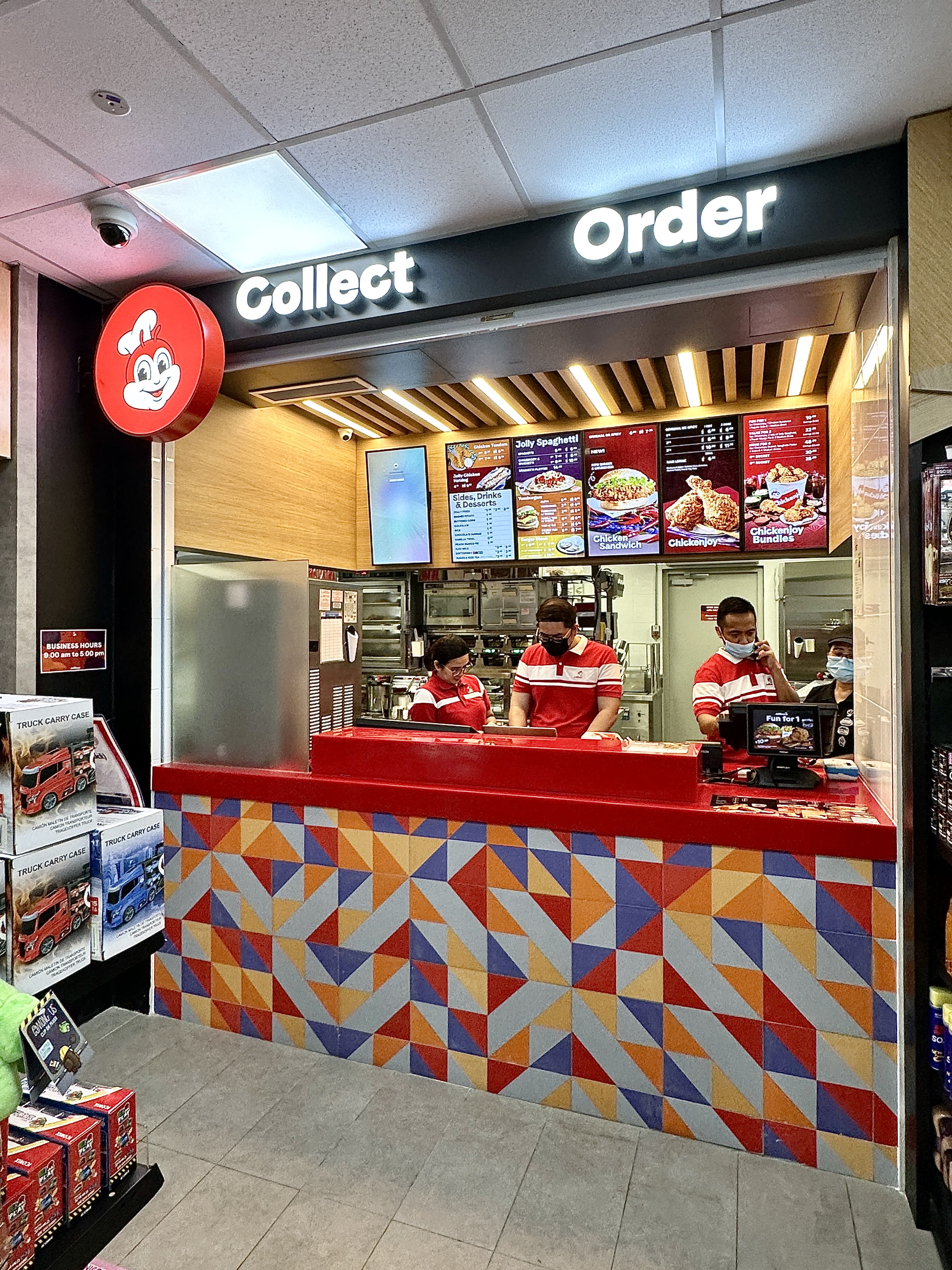 First Look: Jollibee Opens Fast Food Drive-Thru In S’pore - 8days