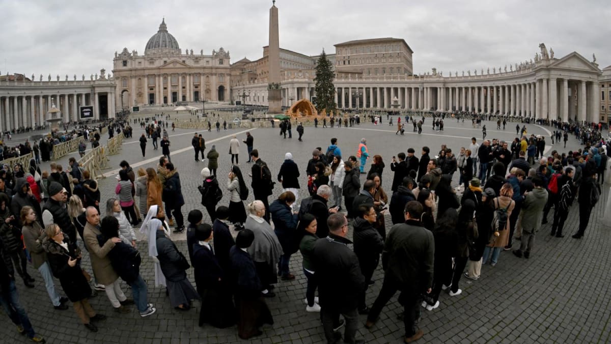 Tens of thousands queue to pay tribute to ex-pope Benedict - TODAY
