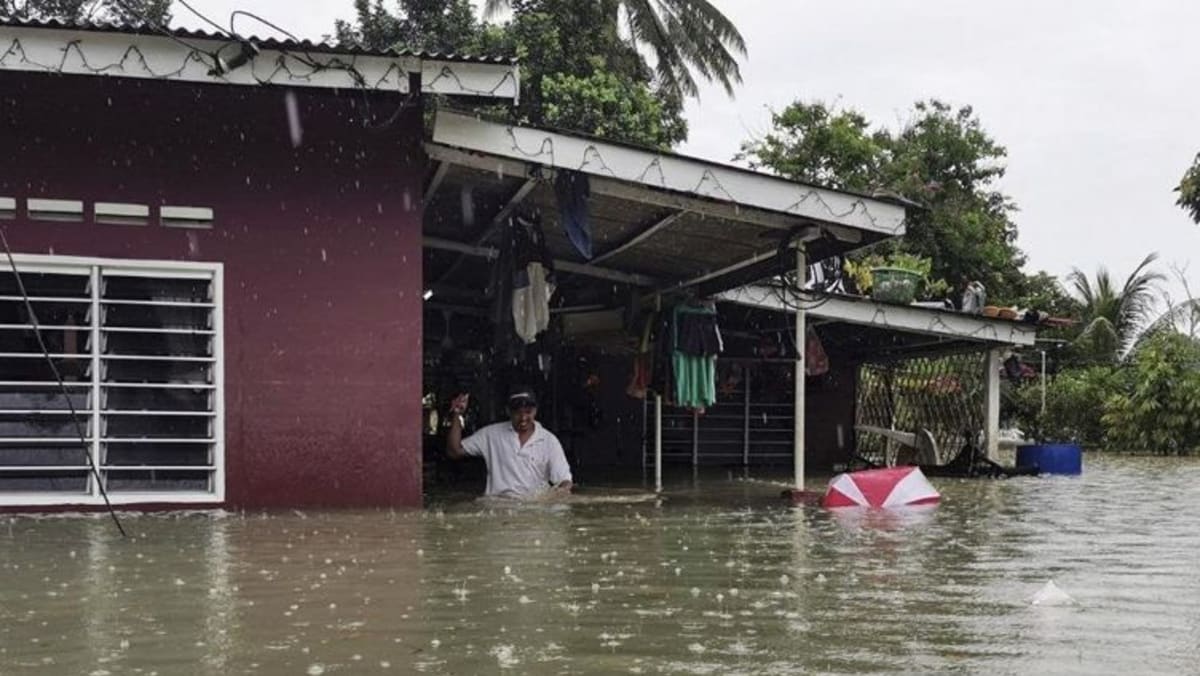 25 mangsa dipindahkan susuli banjir kilat di Batu Pahat - BERITA Mediacorp