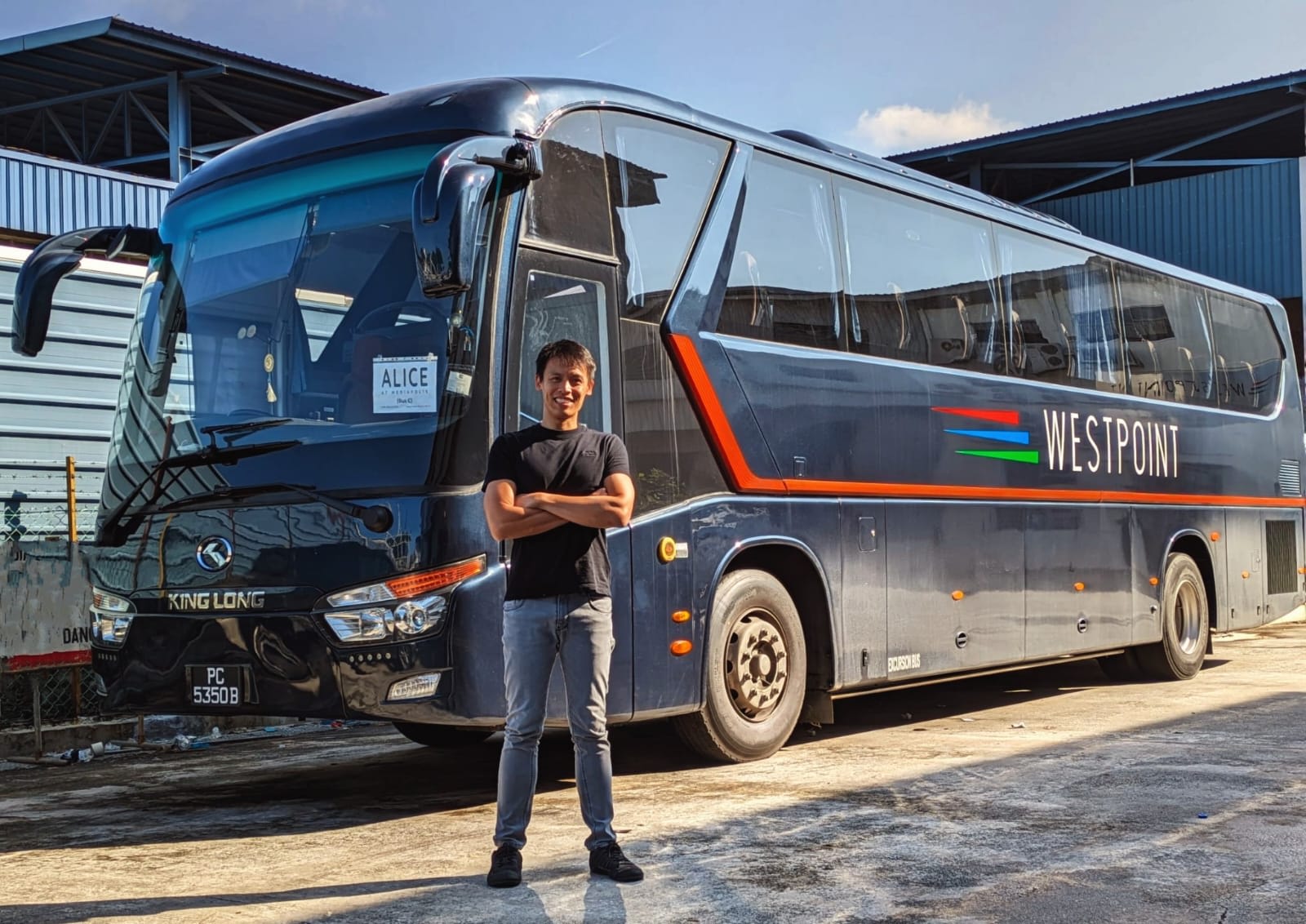 5000元月薪招聘巴士司机 逾1300人申请 包括大学毕业生 - 8world