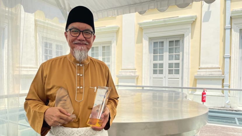 Jamal Ismail terima Anugerah Tun Seri Lanang; Khairool Haque raih ...