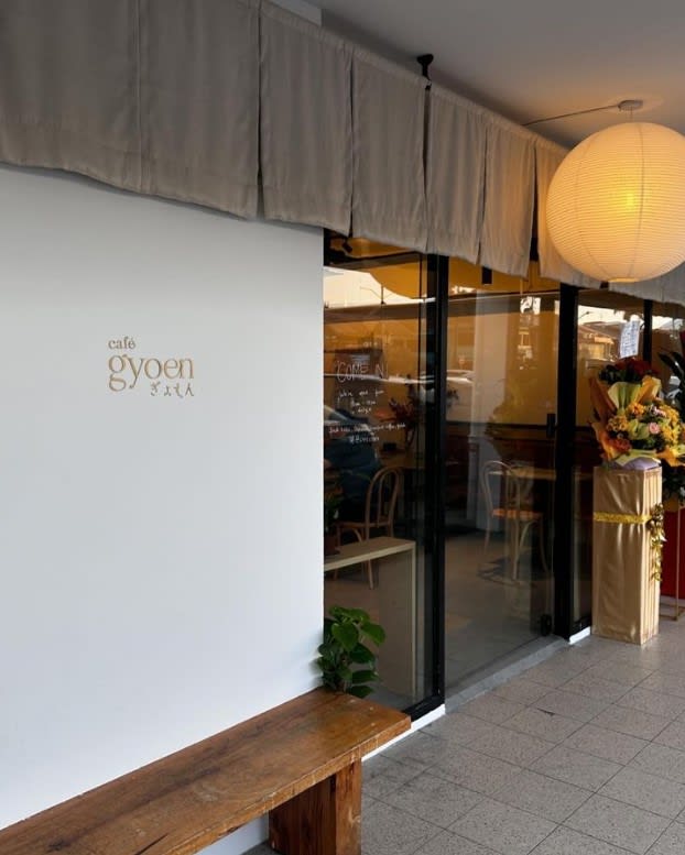 New Japanese-Themed Cafe Gyoen Has Realistic Tokyo Metro Train Cabin ...