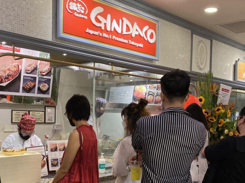 Hour-Long Queue At Takoyaki Chain Gindaco’s New 2nd Outlet At Orchard - TODAY