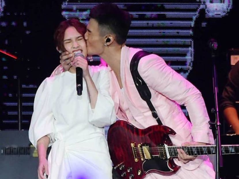 Li Ronghao Proposes To Rainie Yang On His 34th Birthday - TODAY