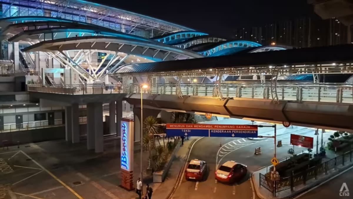 Another 2 Singaporean men caught urinating in public at Johor CIQ ...