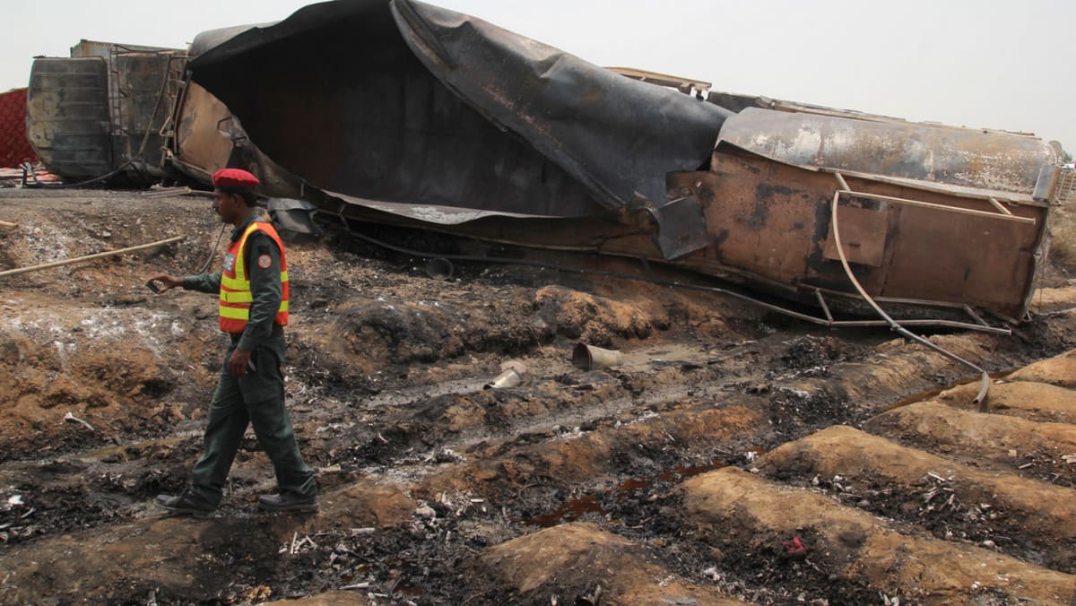 Overturned oil tanker explodes in Pakistan, killing 153 - TODAY