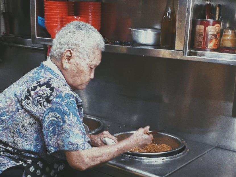 93-Year-Old Hawker Of Popular Albert Centre Fried Bee Hoon Stall Fatt ...