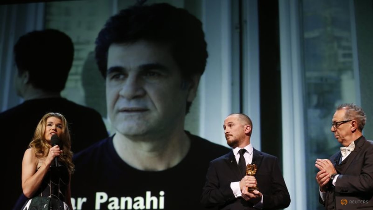 Iran: Award-winning film director Panahi to serve decade-old jail term ...