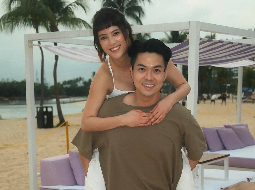 Zheng Geping, 59, Proves He's Still Really Fit By Piggybacking Daughter Tay Ying At Her 28th ...