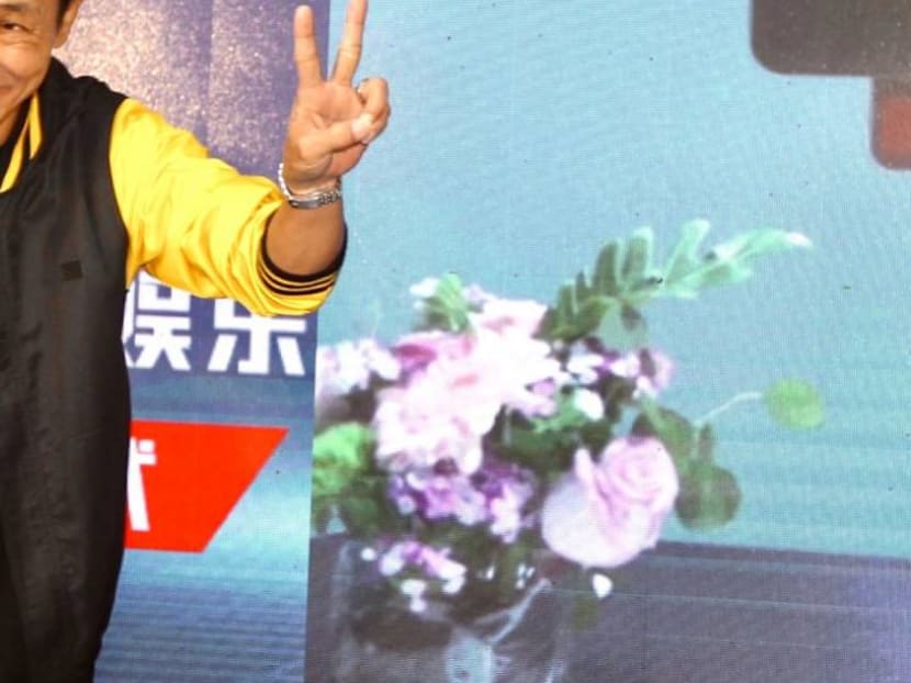 Getai Singer & 'Fish Selling Bro' Wang Lei Spends S$4K To Hire 2 ...