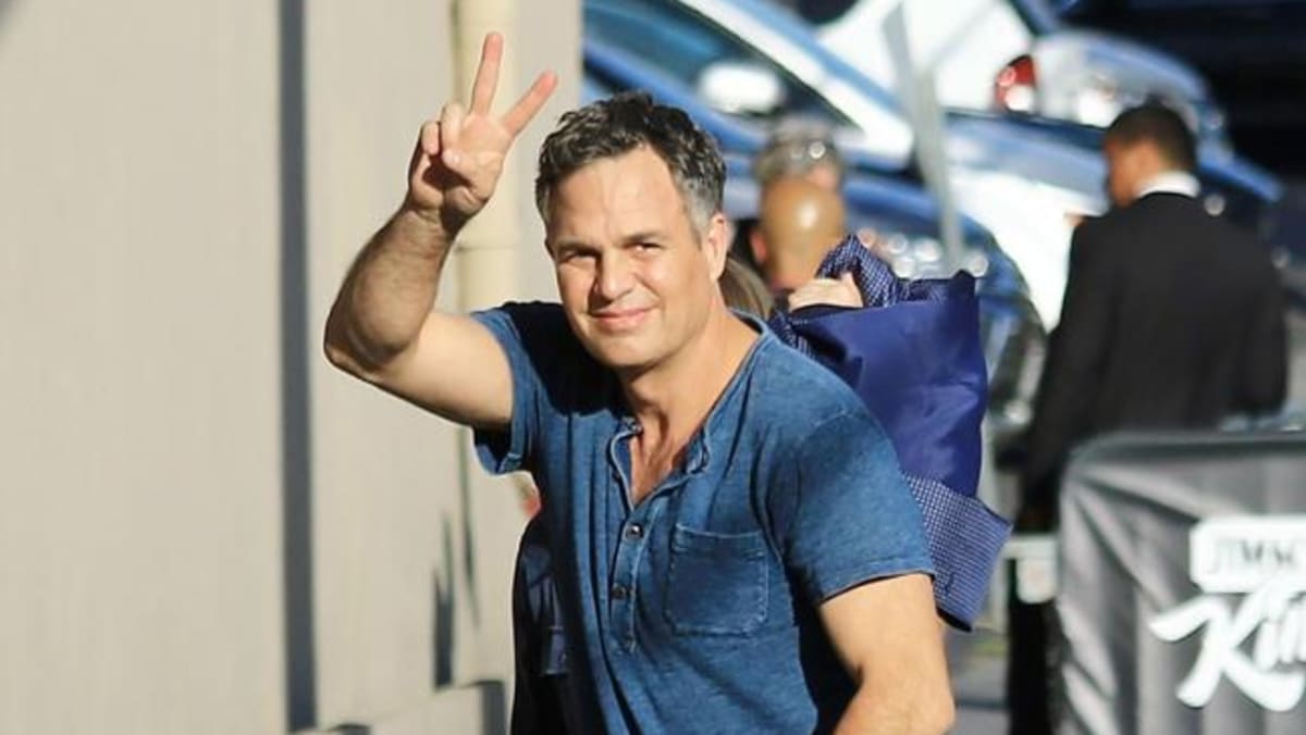 Mark Ruffalo throws peace sign to fans - 8days