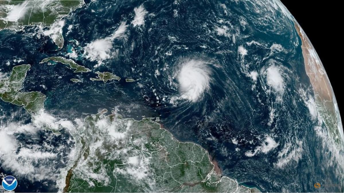Hurricane Lee restrengthens, bringing dangerous surf conditions to US ... Hurricane Lee restrengthens, bringing dangerous surf conditions to US ...