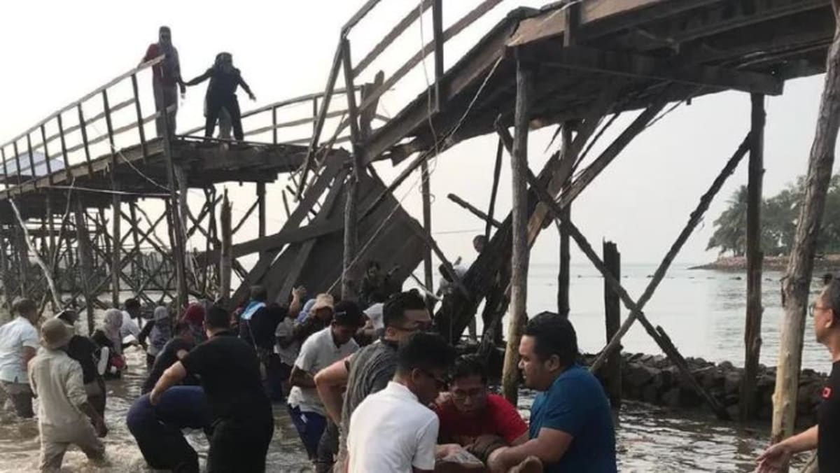 18 Singaporeans injured after wooden bridge collapses at Batam resort ...