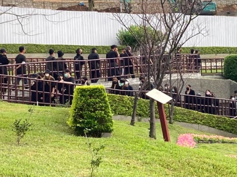 Alien Huang’s Ashes Laid To Rest In A Bed Of Flowers; No Headstone To ...