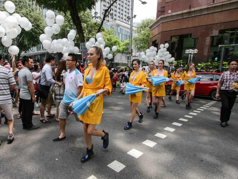 Gallery: ‘Flash’ mob stops traffic in Orchard Rd - TODAY