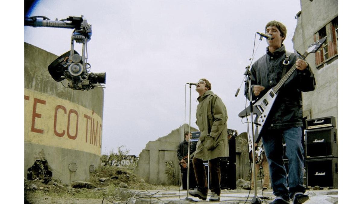 Noel Gallagher brands Liam a 'village idiot' - 8days